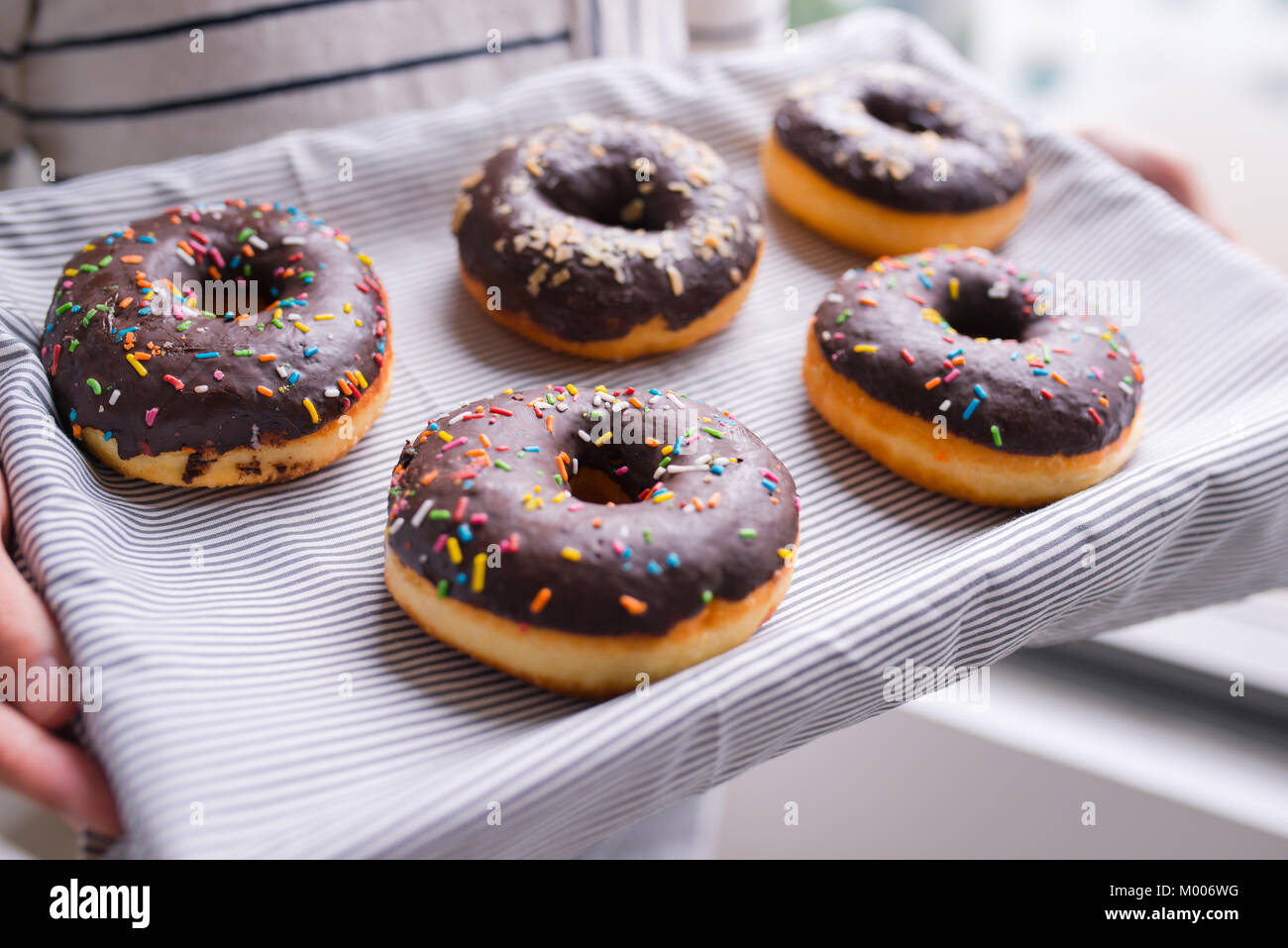 Hand holding a doughnut hi-res stock photography and images - Alamy