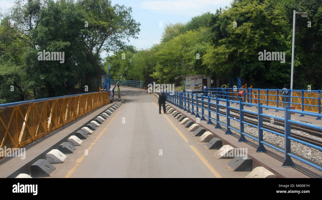 Zimbabwe zambia border crossing hi-res stock photography and images - Alamy