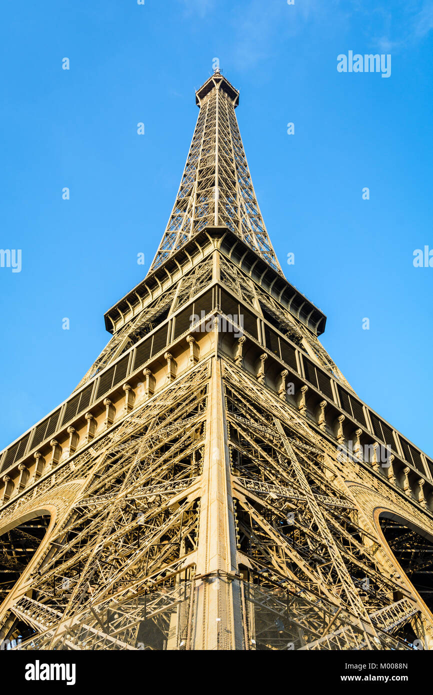 Eiffel tower symmetrical hi-res stock photography and images - Alamy