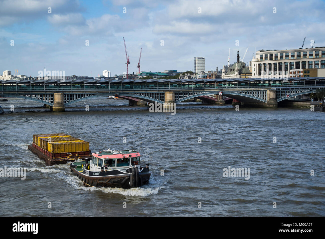 London tug boat hi-res stock photography and images - Alamy