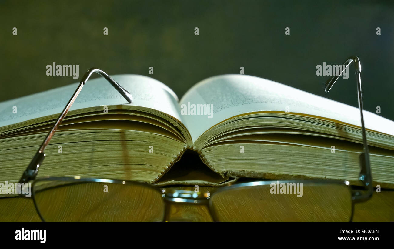 Open bible on desk hi-res stock photography and images - Alamy