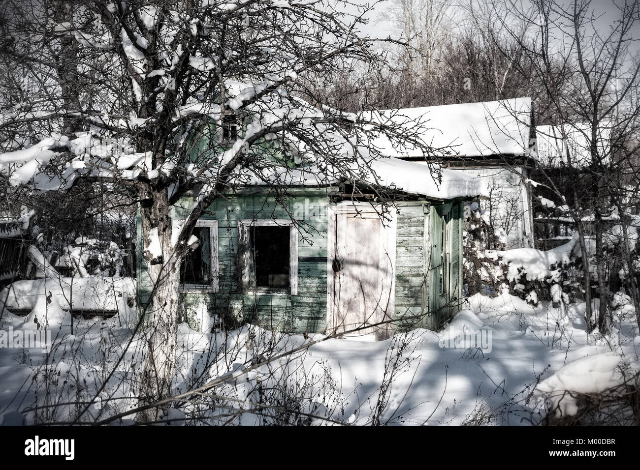 Abandon house in snow hi-res stock photography and images - Alamy