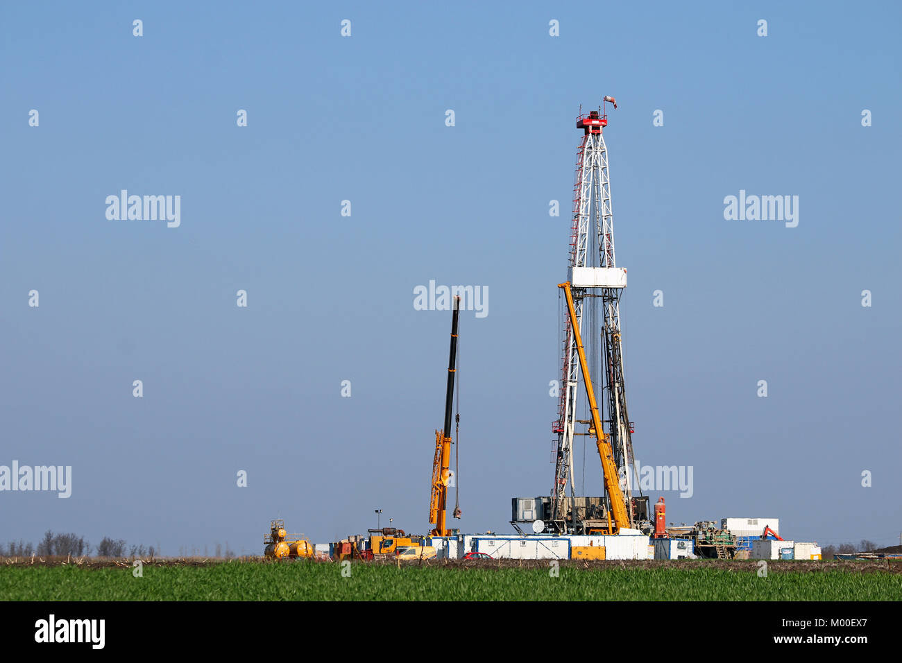 On land oil rig hi-res stock photography and images - Alamy
