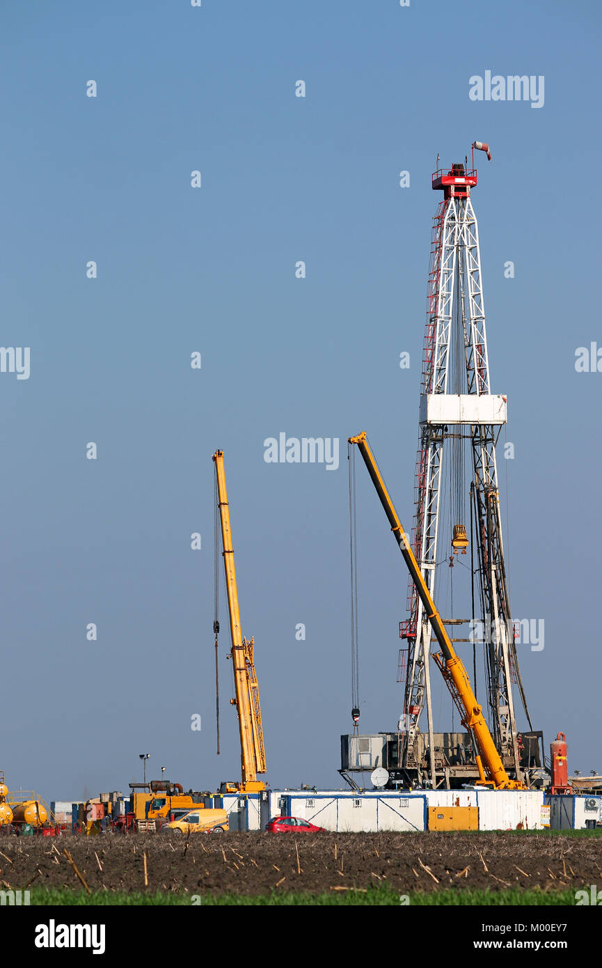 On land oil rig hi-res stock photography and images - Alamy