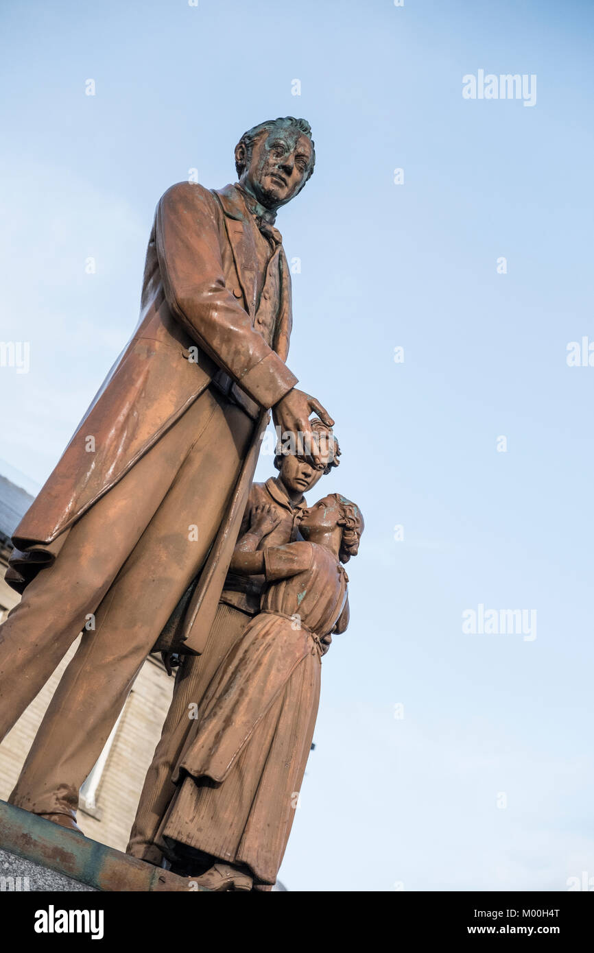 Child slavery statue hi-res stock photography and images - Alamy