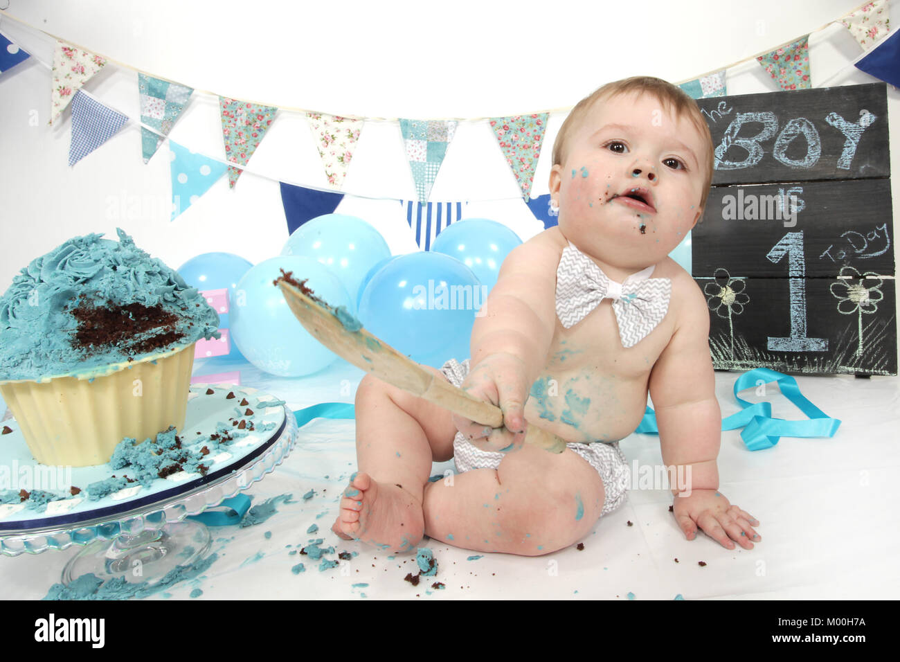 Children eating birthday cake hi-res stock photography and images - Alamy