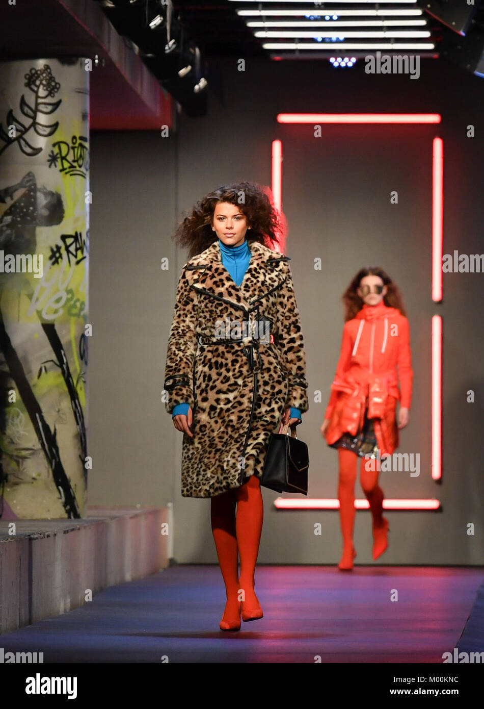 Victorias secret model hi-res stock photography and images - Alamy