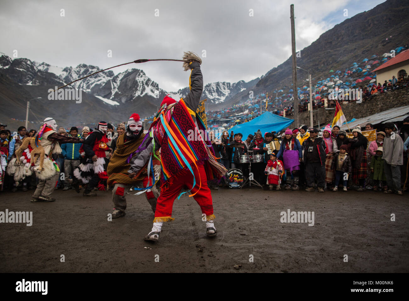 Peruvian dancer traditional clothes dancing hi-res stock photography ...