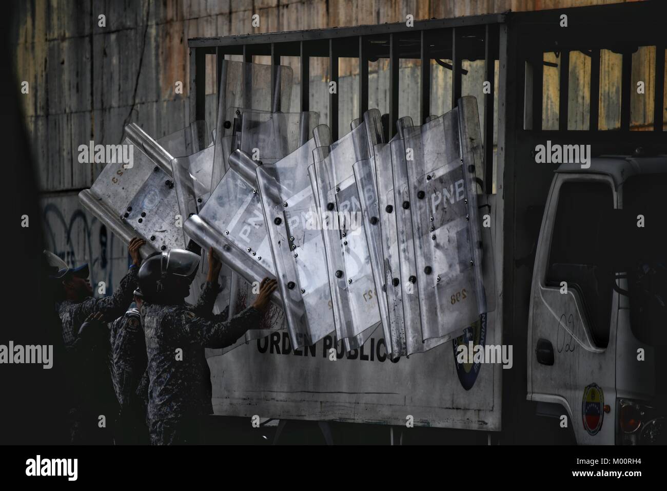 Caracas, Venezuela. 17th Jan, 2018. Police officer seen taking the ...