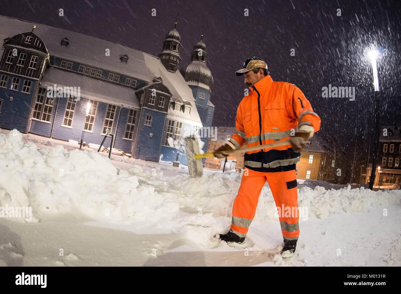 Clausthal-Zellerfeld, Germany. 18th Jan, 2018. The city employee clears ...