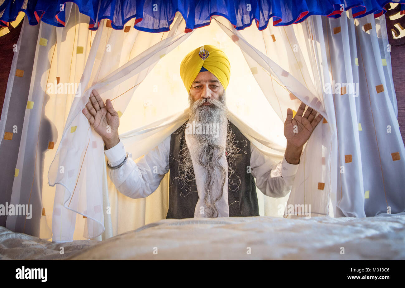 Frankfurt am Main, Germany. 7th Jan, 2018. Sikh priest Mammohan Singh ...