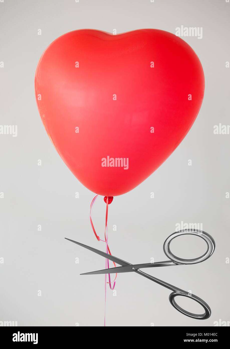 String scissors cut cutting hi-res stock photography and images - Alamy