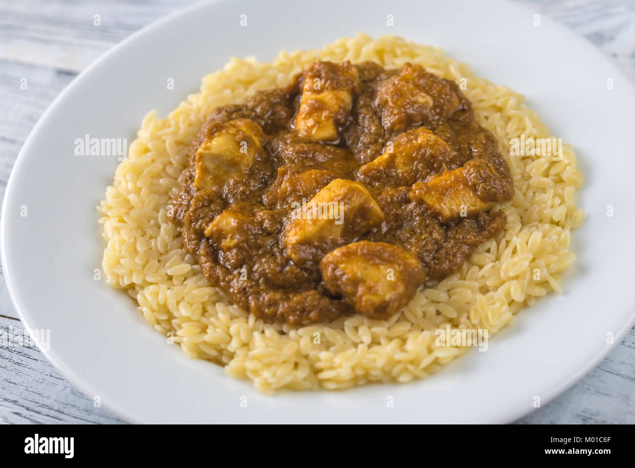 Indian creamy chicken korma curry hi-res stock photography and images ...
