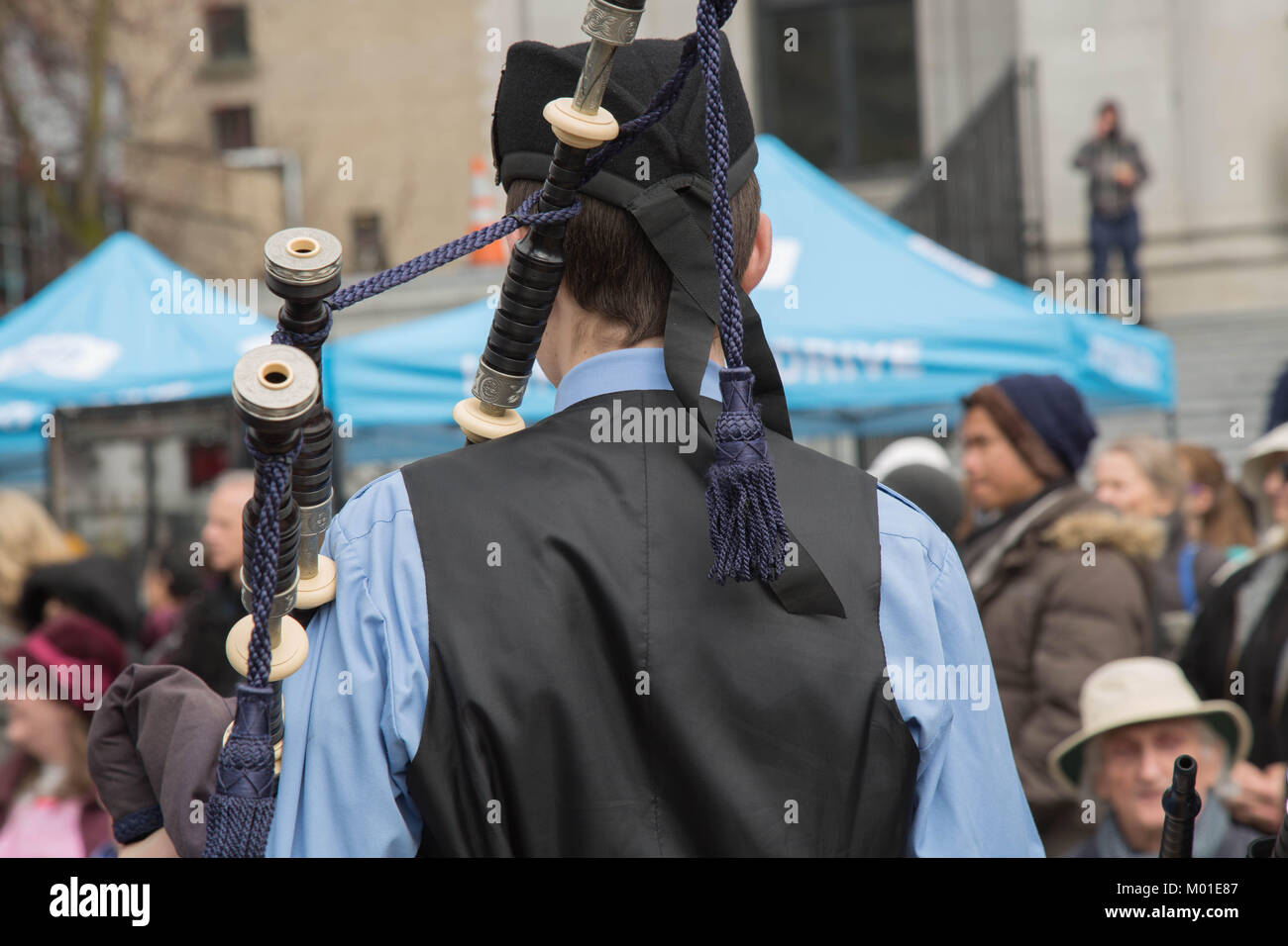 Bagpiper irish traditional costume street Stock Photo - Alamy
