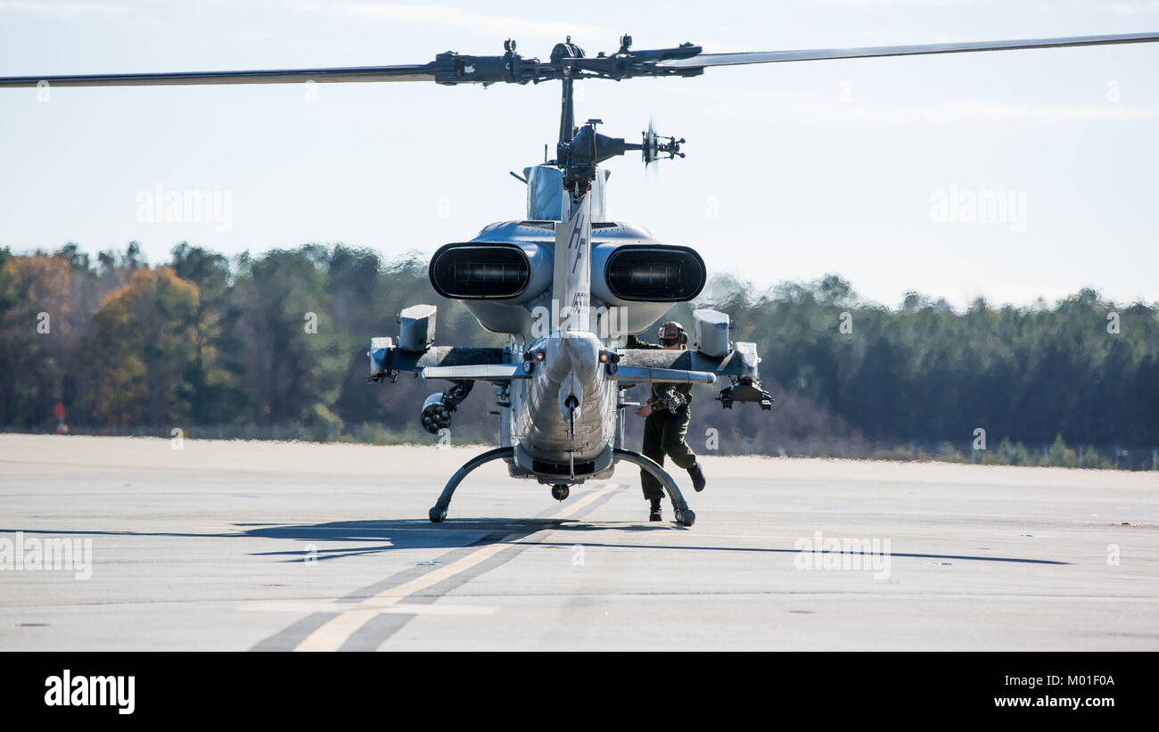 A U.S. Marine Corps AH-1W Super Cobra assigned to Marine Light Attack ...