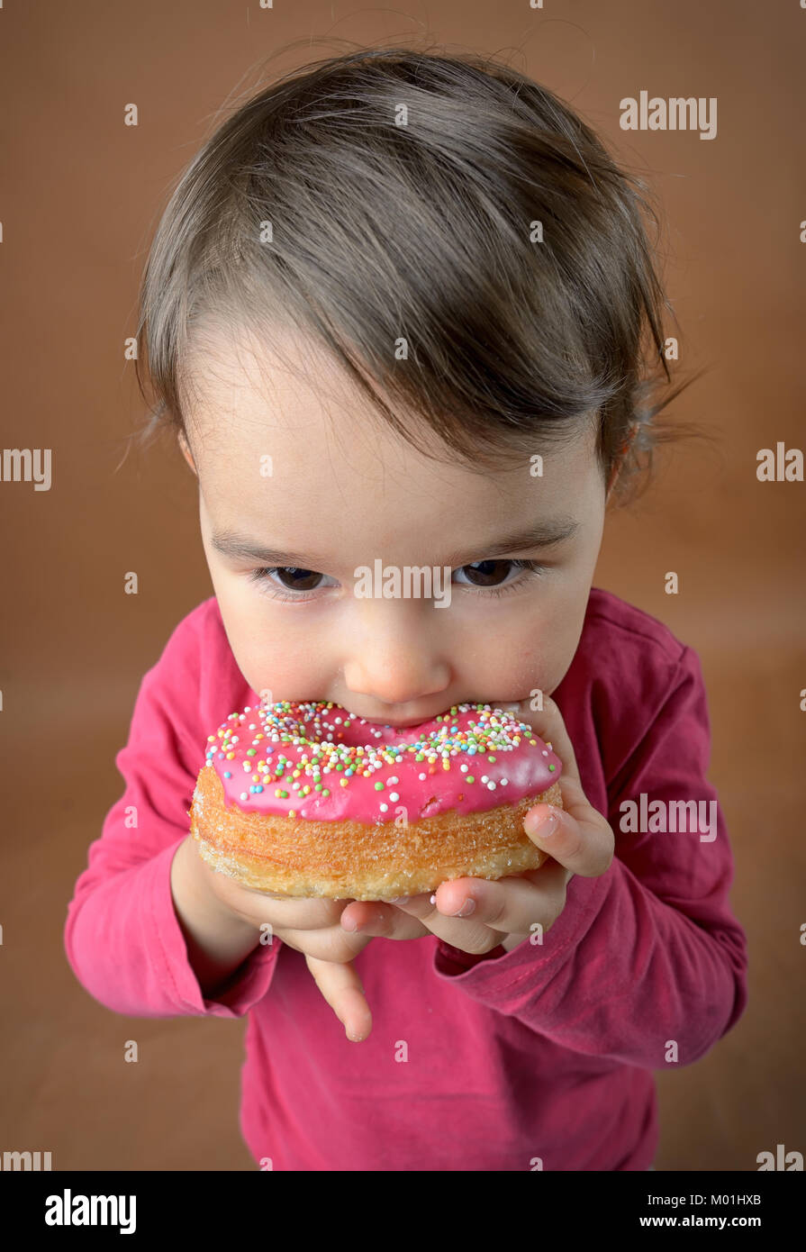 Children eating donuts hi-res stock photography and images - Alamy