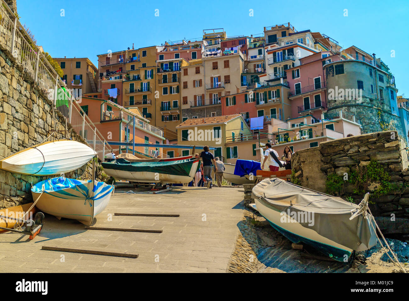 Colourful houses in the coastal village of Manarola, Cinque-Terre ...