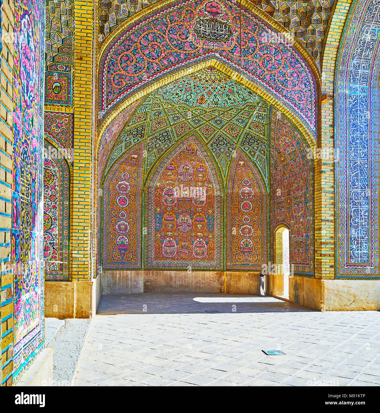 Muqarnas vaults hi-res stock photography and images - Alamy