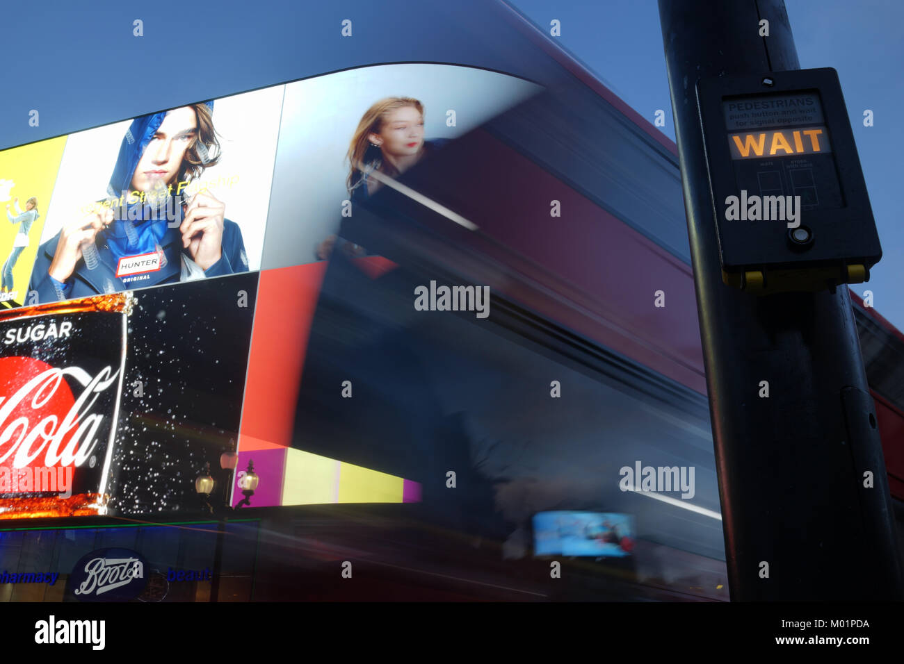 City life (London bus at Piccadilly Circus Stock Photo - Alamy