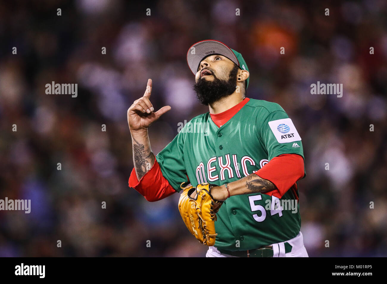Sergio Romo pitcher relevo de Mexico entrega la bola al manager Edgar ...