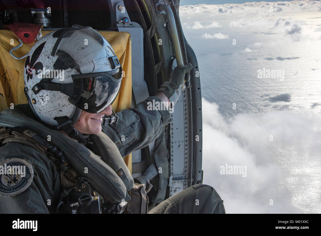 PACIFIC OCEAN (Jan. 15, 2018) Naval Aircrewman (Tactical Helicopter ...