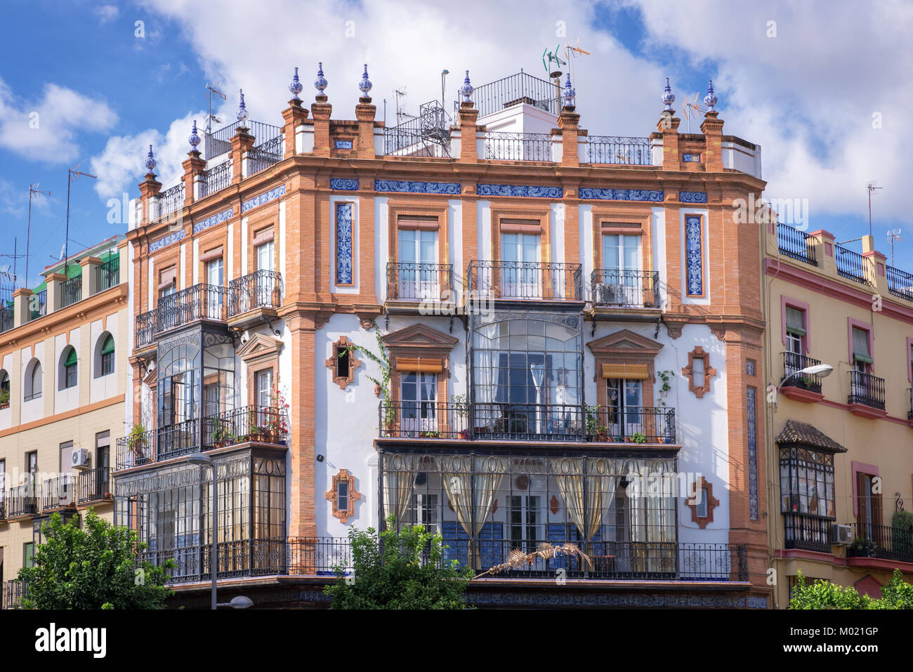 Bow window hi-res stock photography and images - Alamy