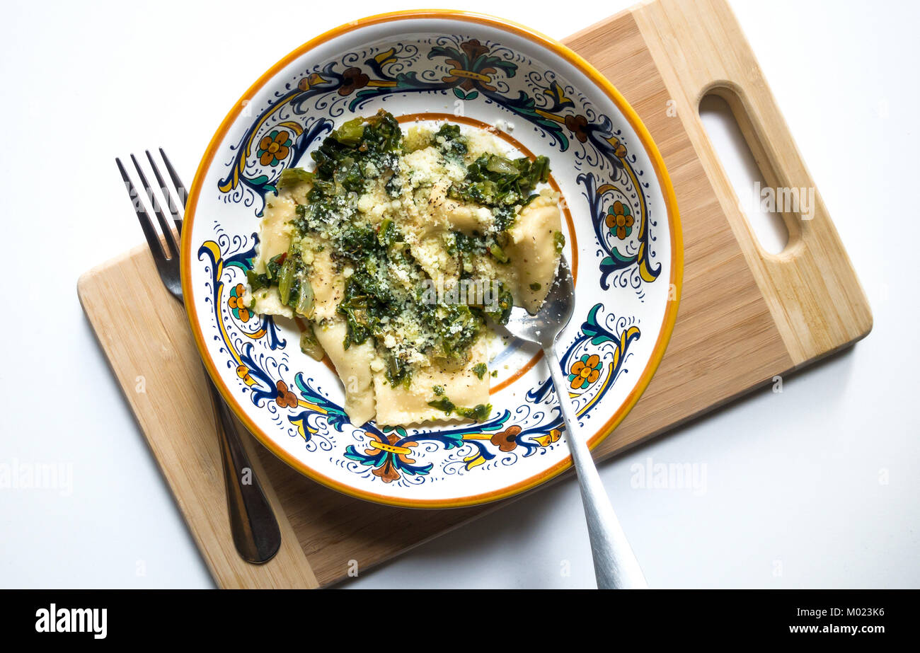 Ravioli with spinach in a fancy Italian bowl Stock Photo - Alamy