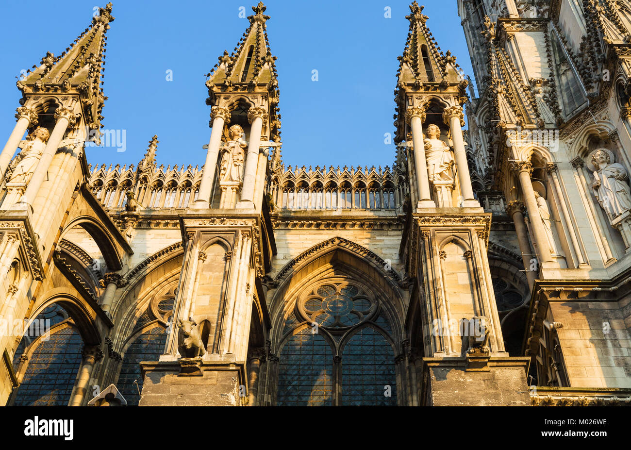Travel to France - side view of Reims Cathedral (Notre-Dame de Reims ...