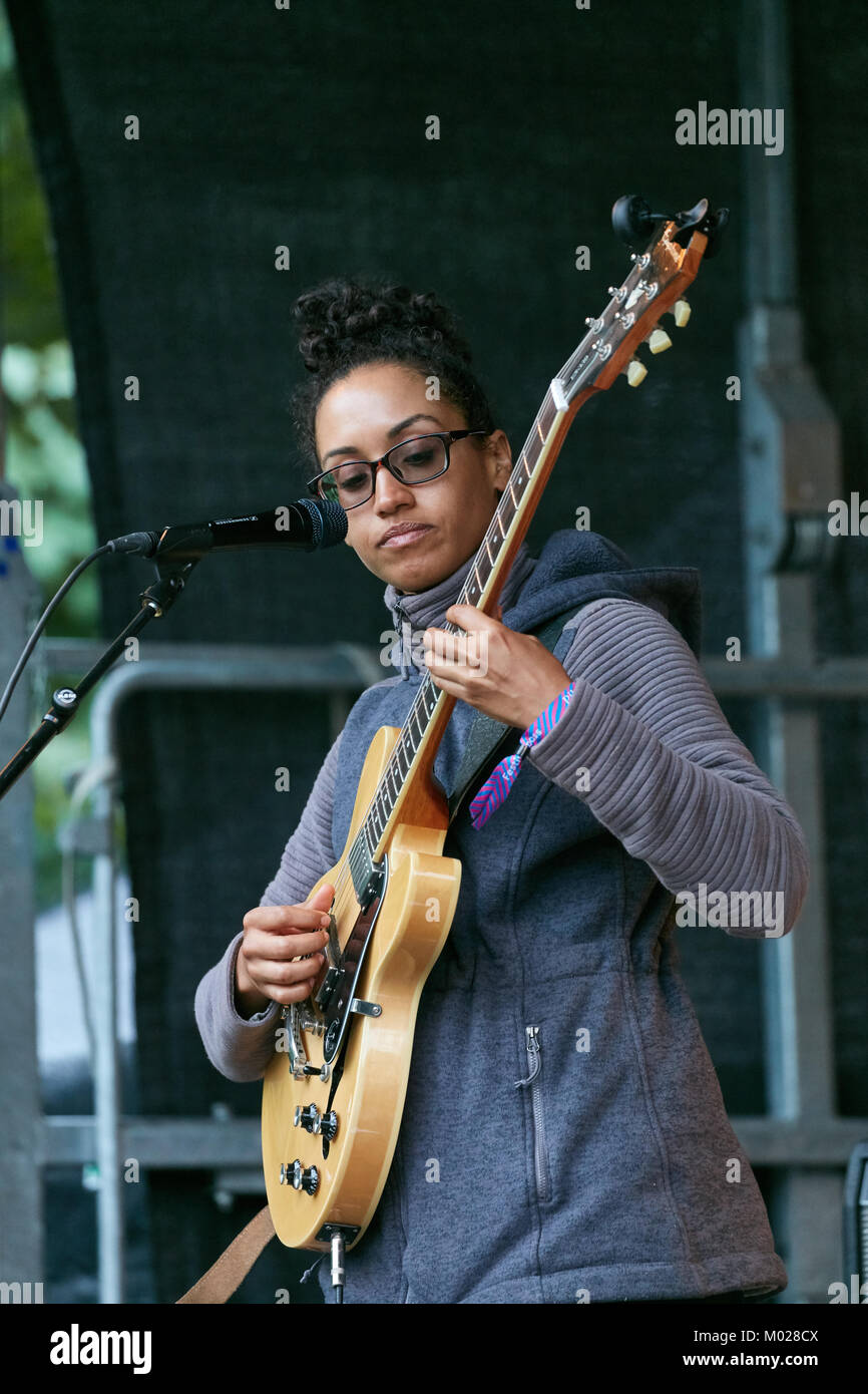 Kadhja bonet singer hi-res stock photography and images - Alamy