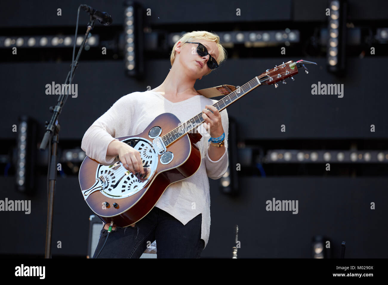 Laura marling guitarist hi-res stock photography and images - Alamy