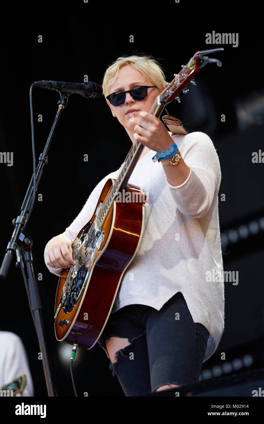Laura marling guitarist hi-res stock photography and images - Alamy