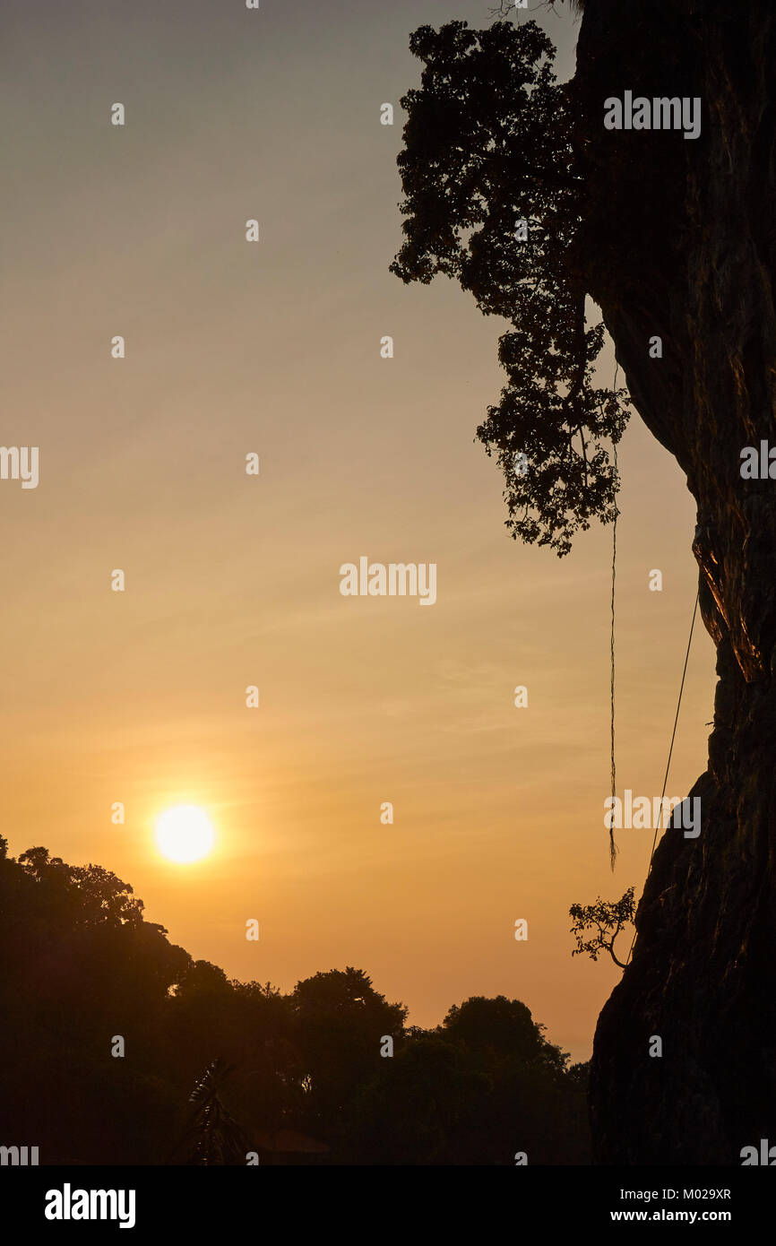 Climbing cliff face hi-res stock photography and images - Alamy