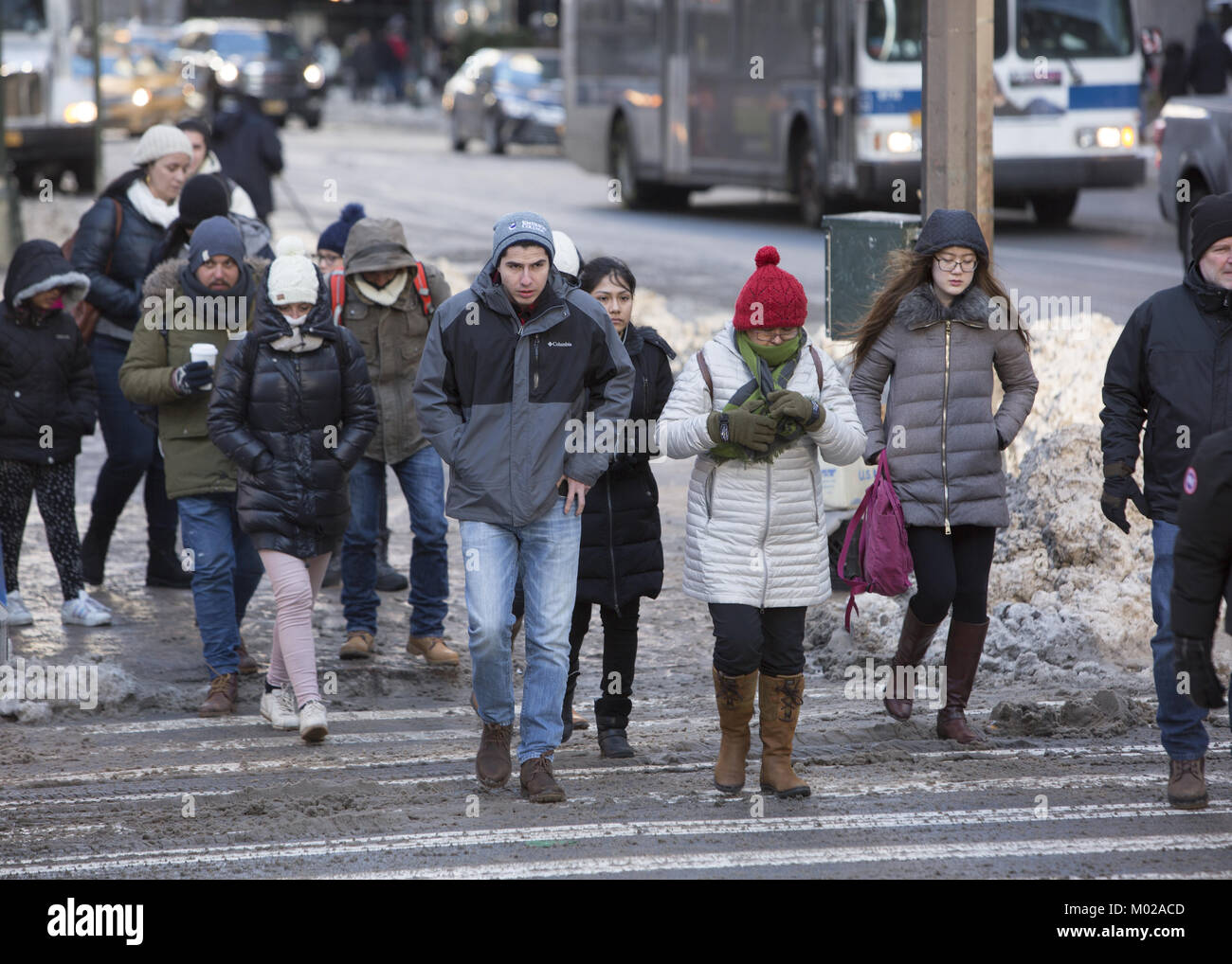 People bundled up winter hi-res stock photography and images - Alamy