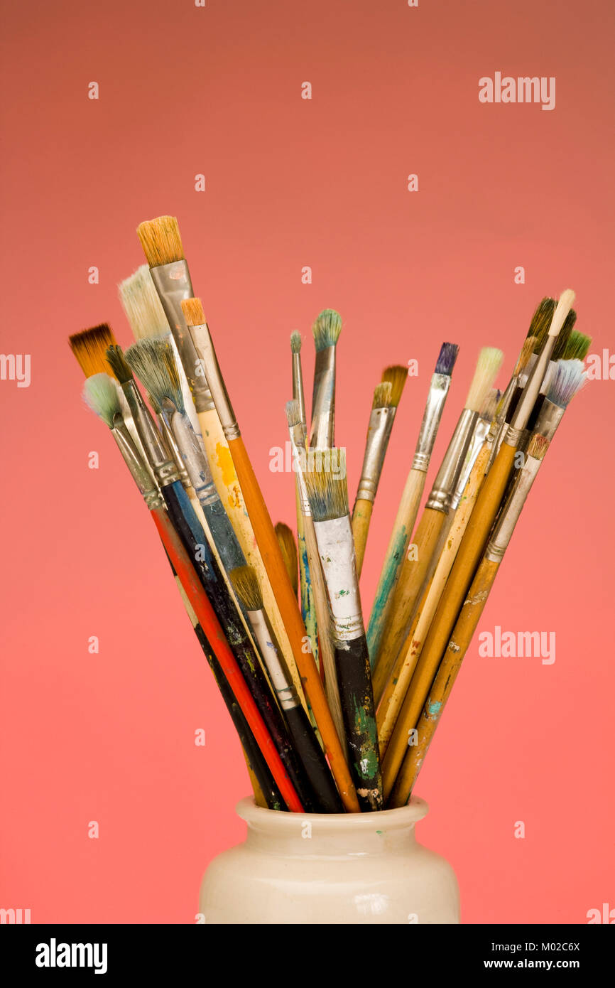 Artist brushes in red pot hi-res stock photography and images - Alamy