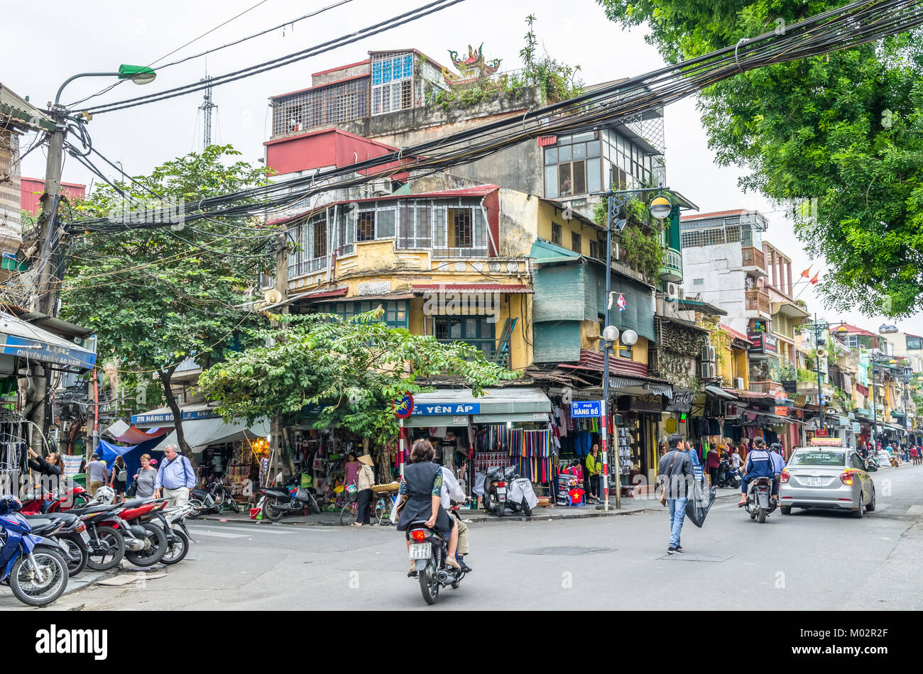 Intersecting roads hi-res stock photography and images - Alamy