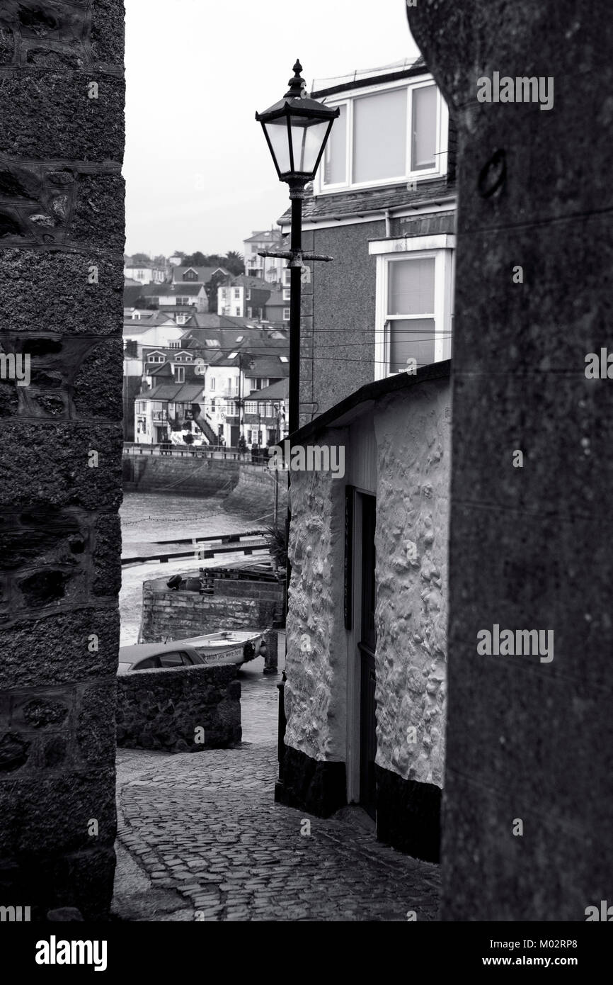 The old streets and lanes in the historic fishing village of St Ives ...