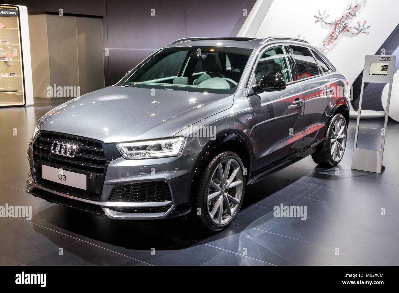 Subcompact luxury crossover suv hi-res stock photography and images - Alamy