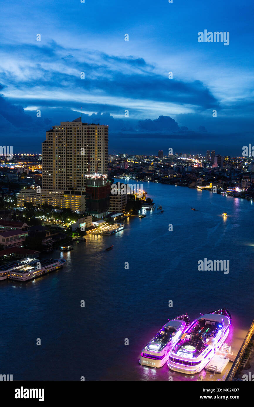 Lighted cityscape hi-res stock photography and images - Alamy