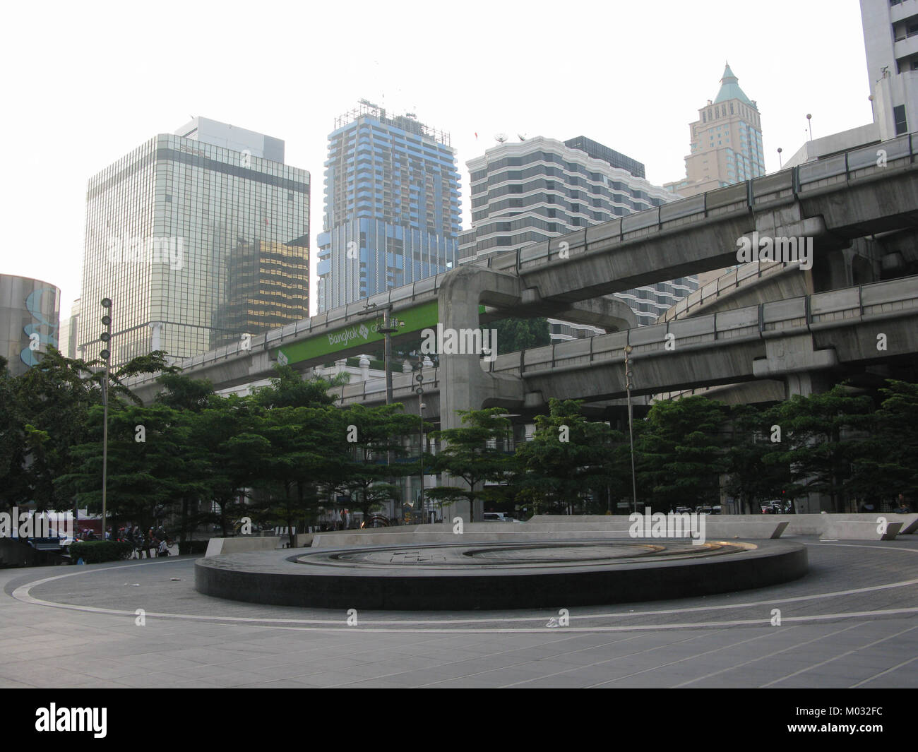 Curved BTS Skytrain viaduct between Siam and Ratchadamri stations ...