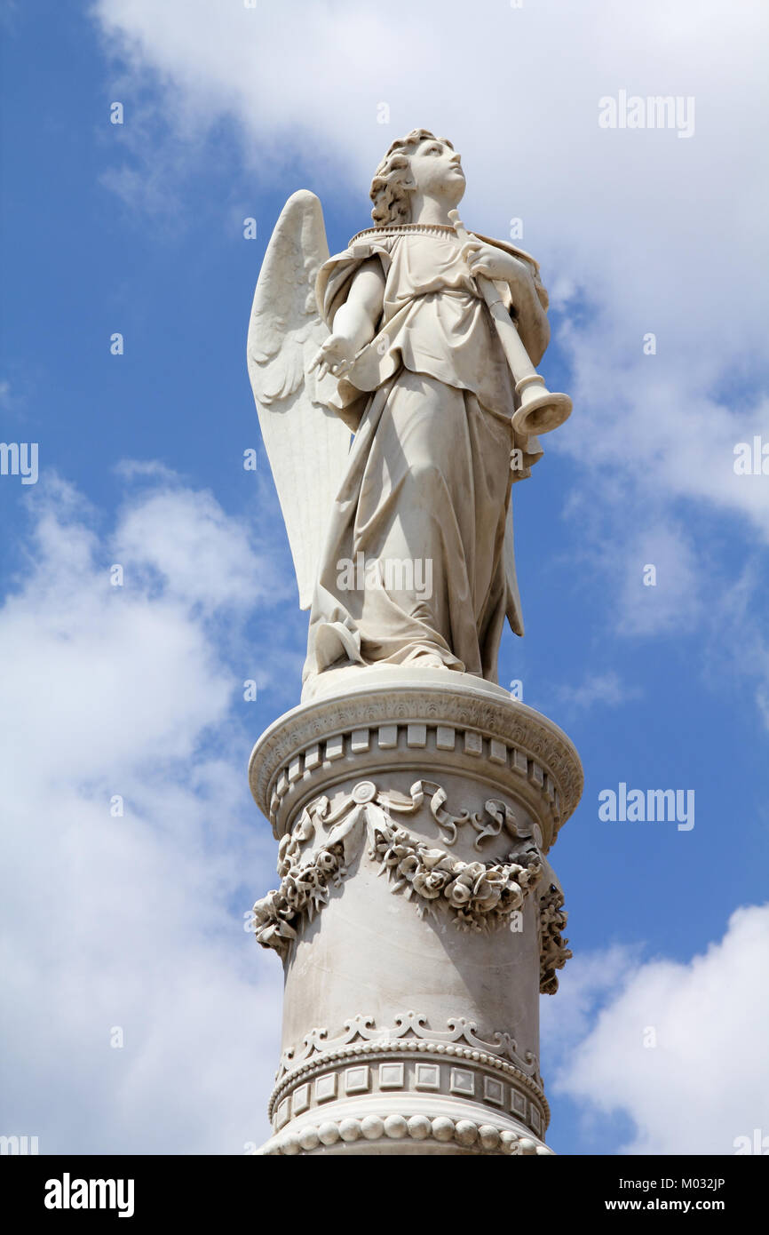 Cuba angel statue in cemetery hi-res stock photography and images - Alamy