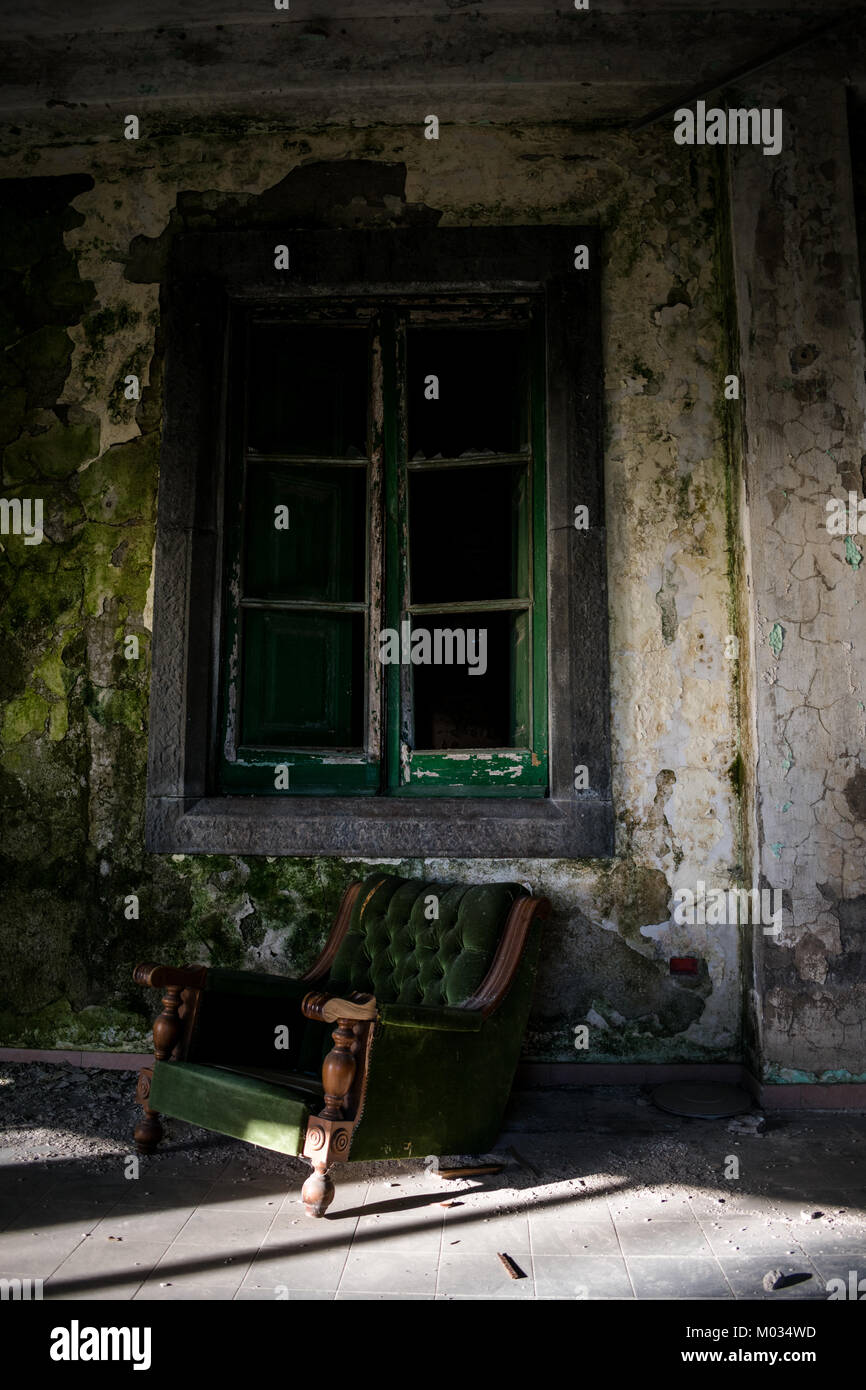 Run down hotel hi-res stock photography and images - Alamy