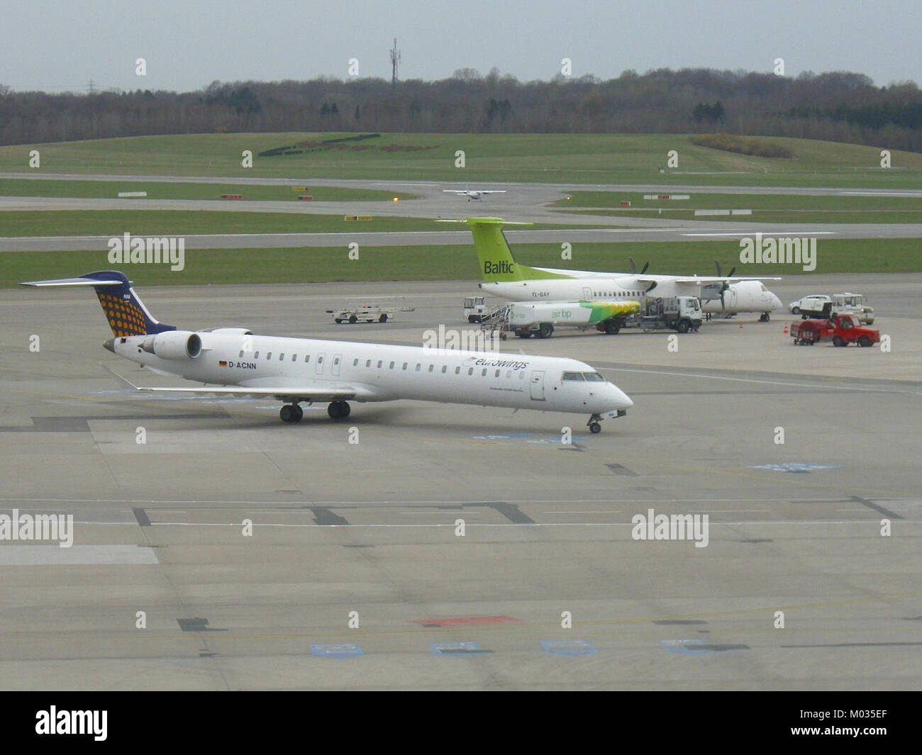 Regional jet model hi-res stock photography and images - Alamy