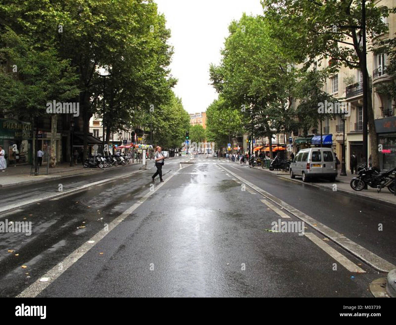 Boulevard barbes hi-res stock photography and images - Alamy