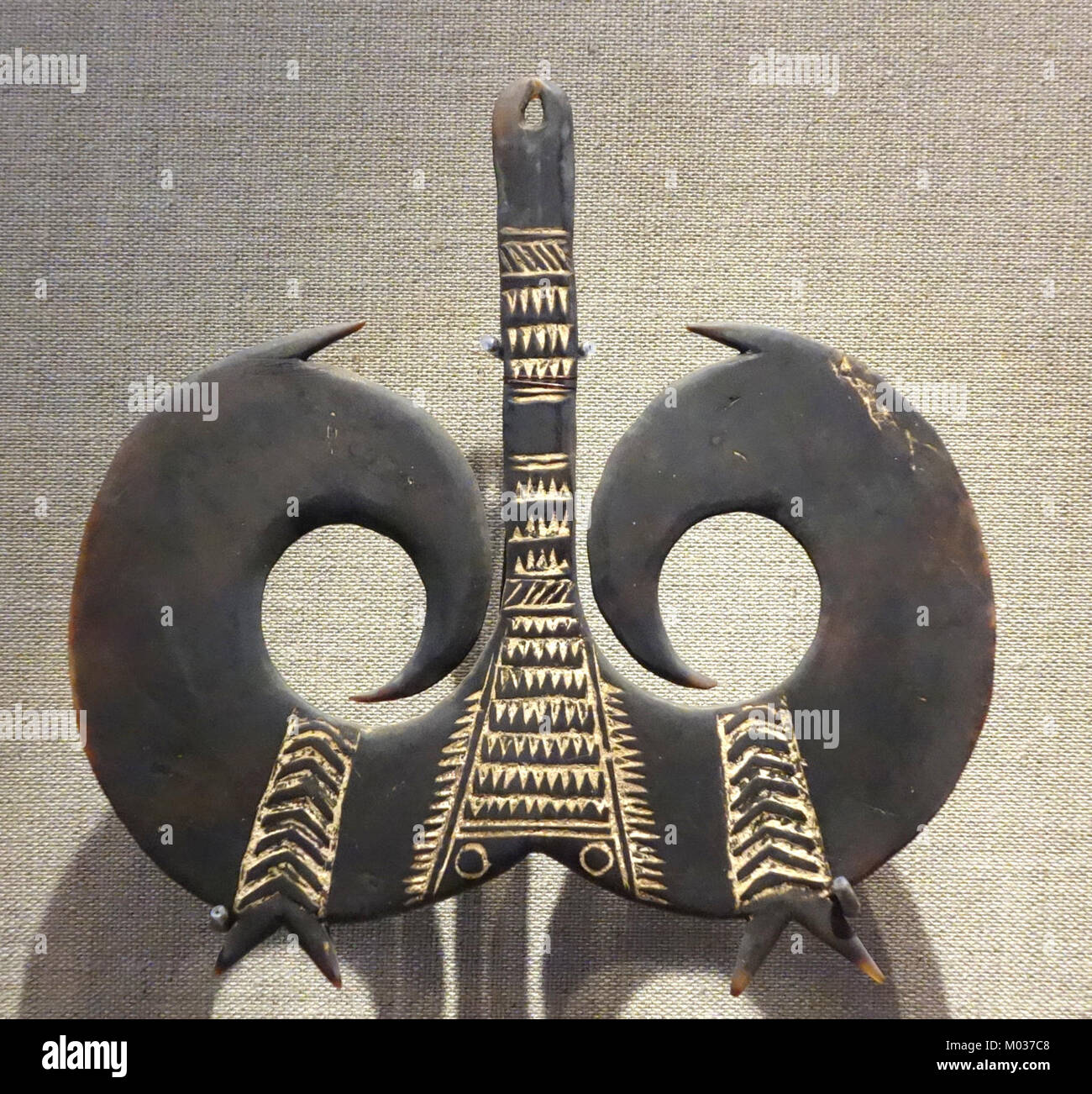 Bridal pendant, Torres Strait, Mer Island, 19th century, shell - De ...