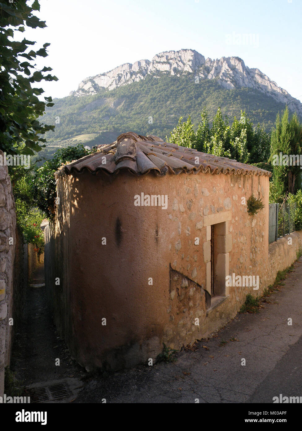 Buis-les-Baronnies Ruelle de la Goule 5 Stock Photo - Alamy