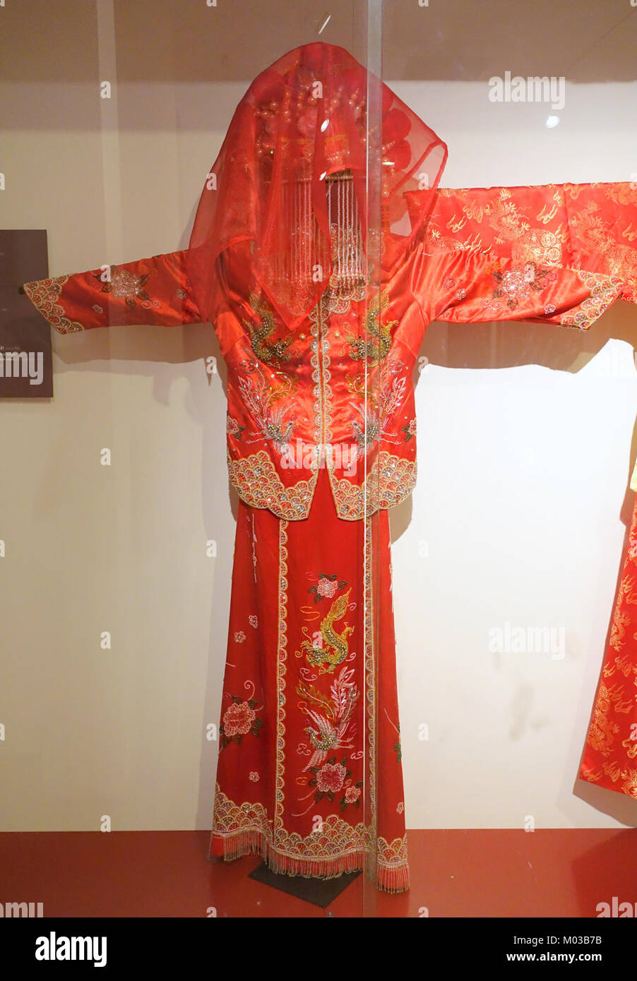 Vietnamese bridal costume hi-res stock photography and images - Alamy