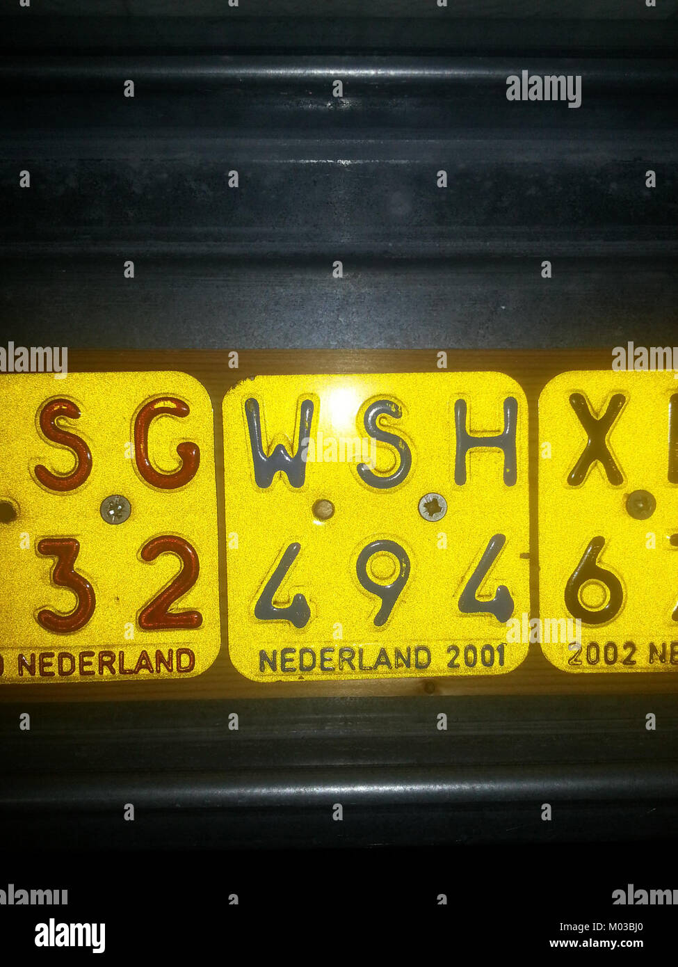 The 'Bromfietsplaatje 2001' refers to a collectible moped plate issued ...