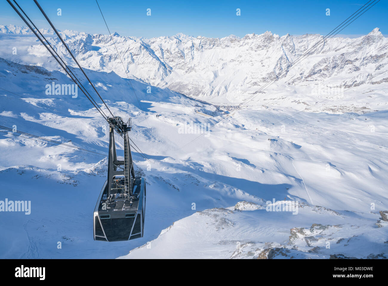 Ski gondola in Italian Alps arriving at Plateau Rosa in the Aosta ...