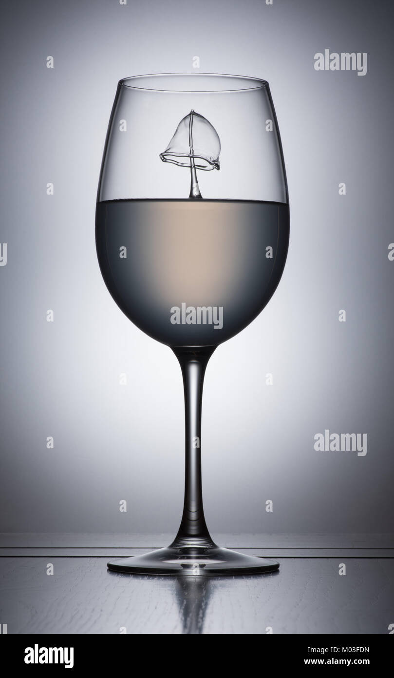 Splash in water glass hi-res stock photography and images - Alamy