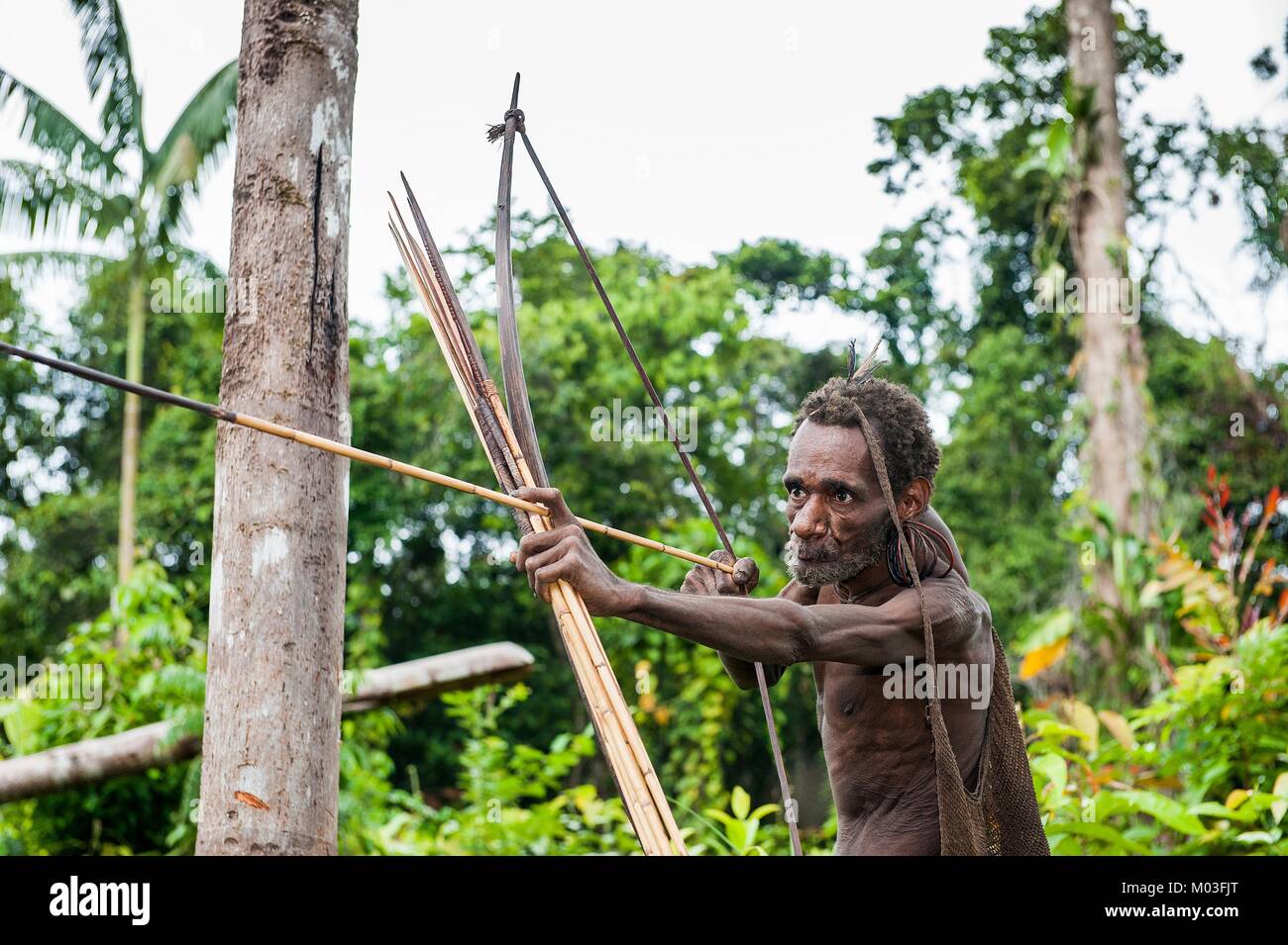 Korowai tribe hi-res stock photography and images - Alamy